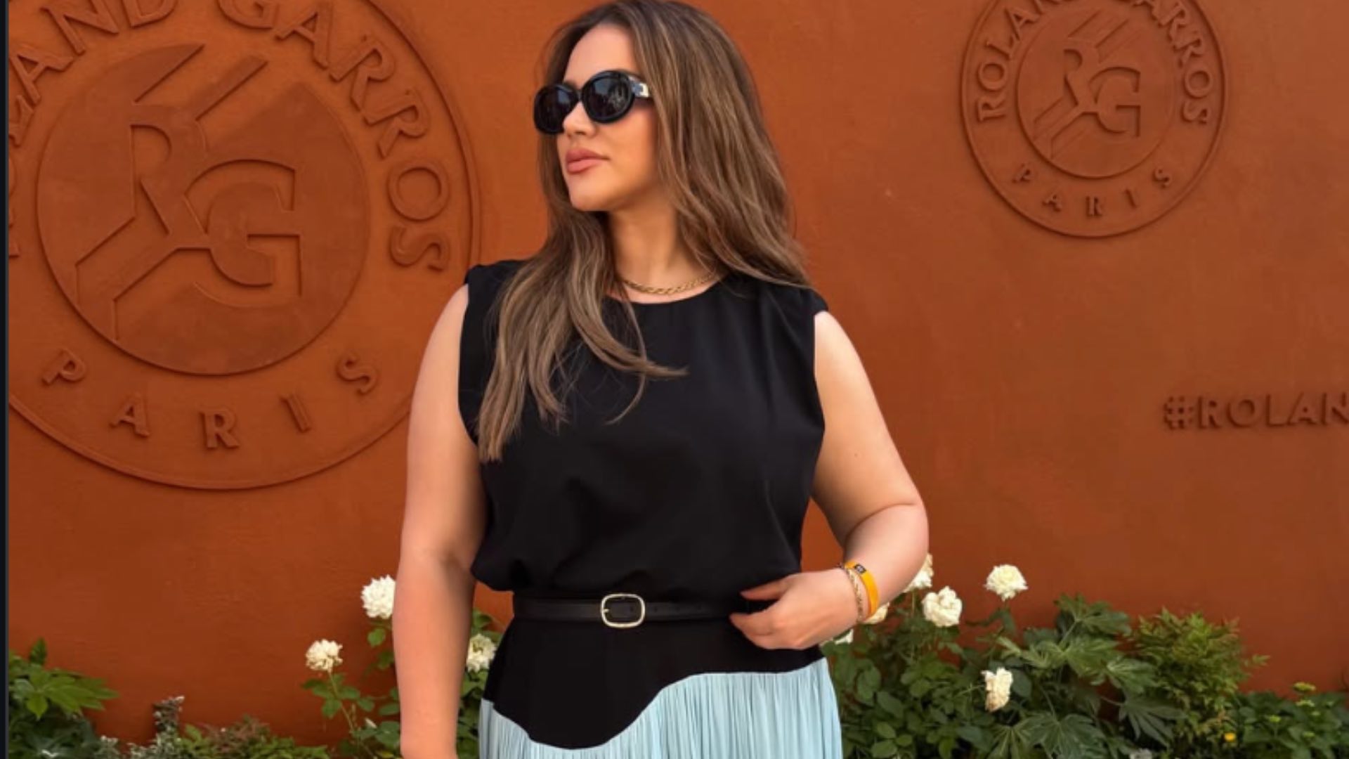 Con indosso una gonna lunga, questa influencer dalle curve generose ...