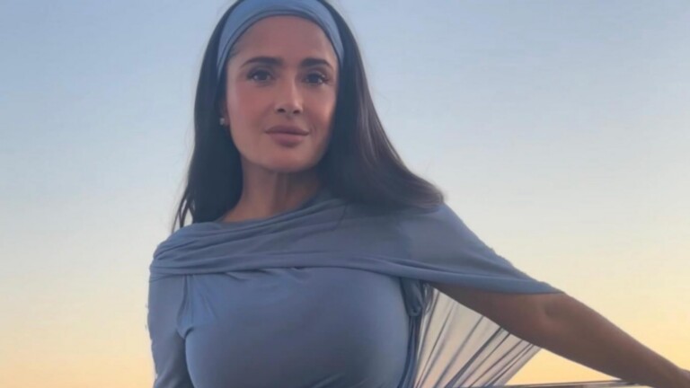 Vid 59 års ålder lyfter Salma Hayek fram ett par byxor som inte är ...