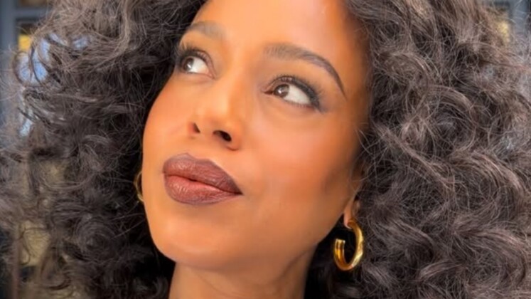 At 49, Kerry Washington shines in a spectacular gold look