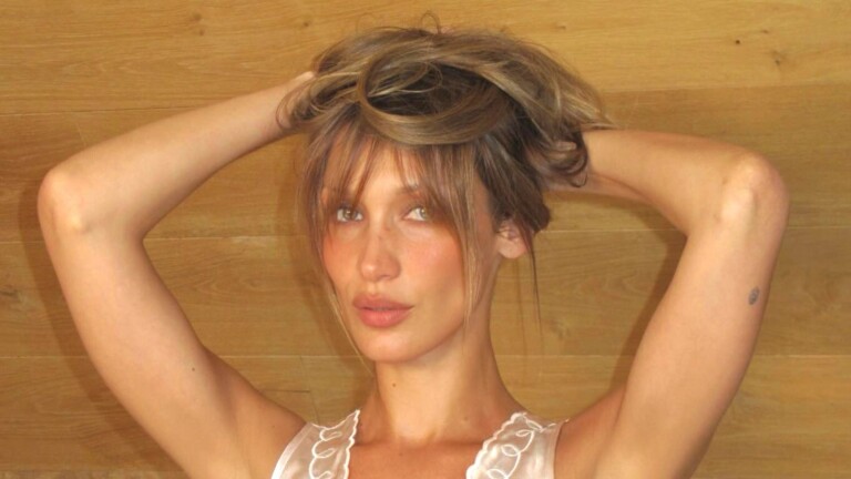 Bella Hadid revisite la robe nuisette avec une nouvelle couleur de cheveux