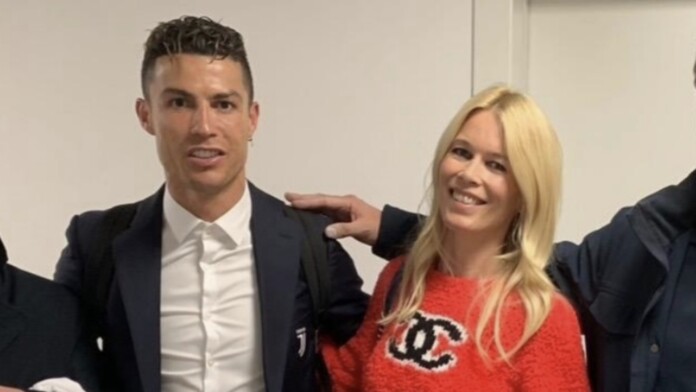 Claudia Schiffer pose aux côtés de Cristiano Ronaldo dans une photo qui ...