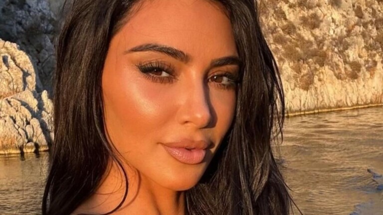 Dans une robe drapée, Kim Kardashian attire tous les regards à Monaco