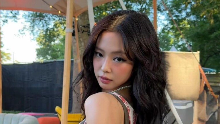 "She's radiant": Singer Jennie surprises with a rock-inspired stage ...