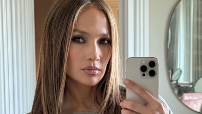 "She's never looked better": Jennifer Lopez sets the internet ablaze in ...