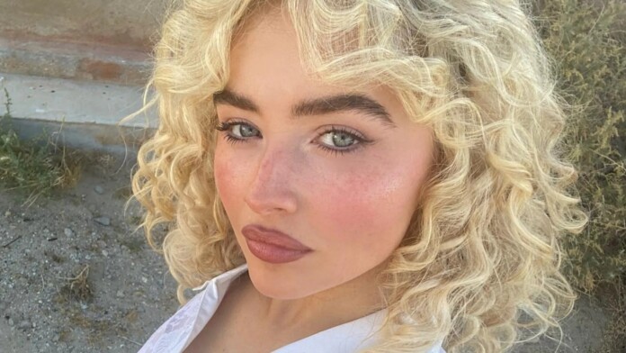 En body de dentelle noire, Sabrina Carpenter rend hommage à l’une des ...