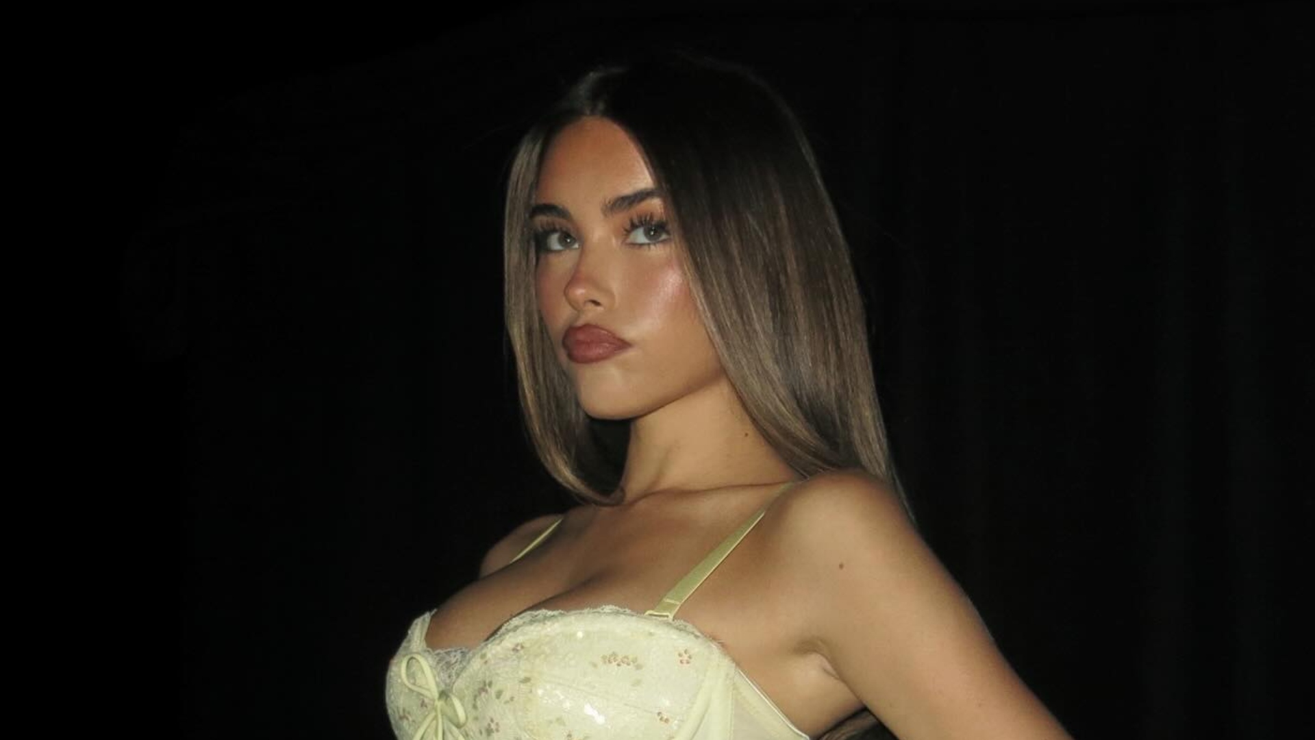 In a white corset, Madison Beer adopts a look that sparks reactions ...