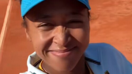 Tennispelaaja Naomi Osakan shortseihin ja korkokengillä pukeutunut asu ...