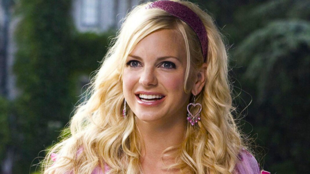 At 49, Anna Faris turns heads in a sculptural dress.