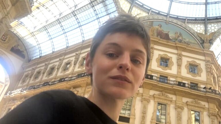 "On dirait un homme" : la tenue d'Emma Corrin divise sur le tapis rouge