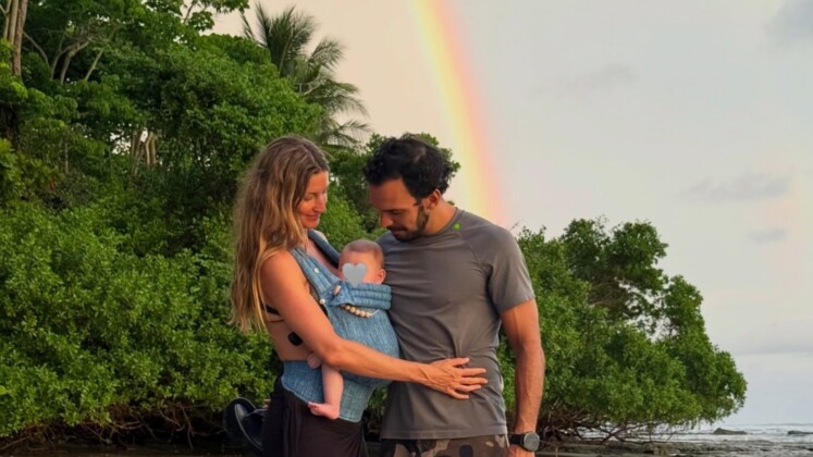 Sur la plage, la mannequin Gisele Bündchen partage un moment complice ...