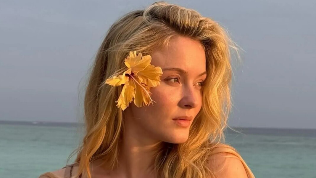 On a boat, singer Zara Larsson revives a colorful hair trend